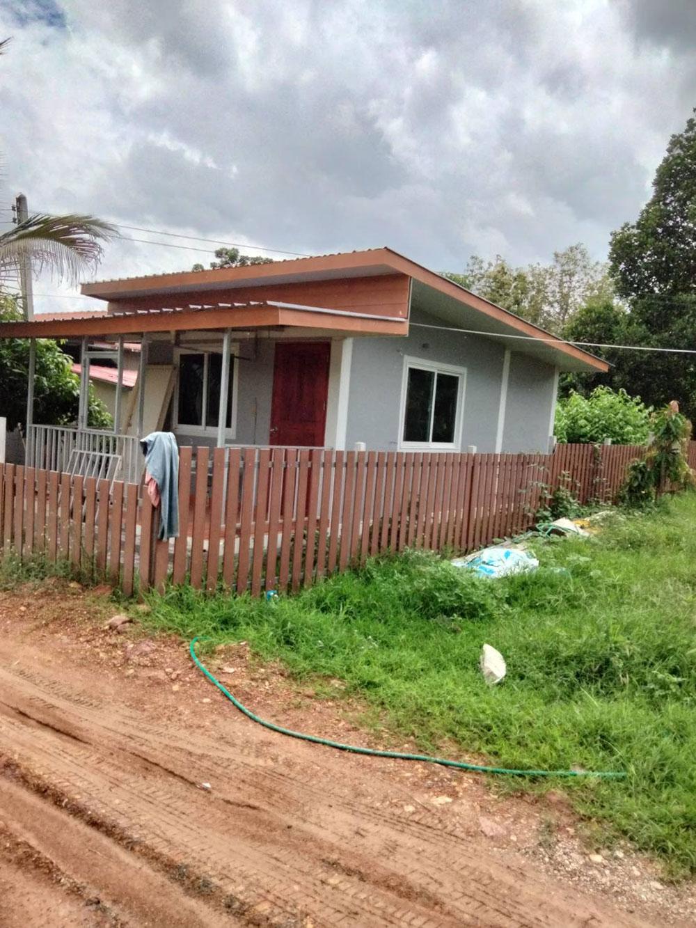 ขายบ้าน 3 หลังนี้ ราคา 3,200,000 บาท พร้อมเฟอร์นิเจอร์และแอร์อีก 4 ตัว ...